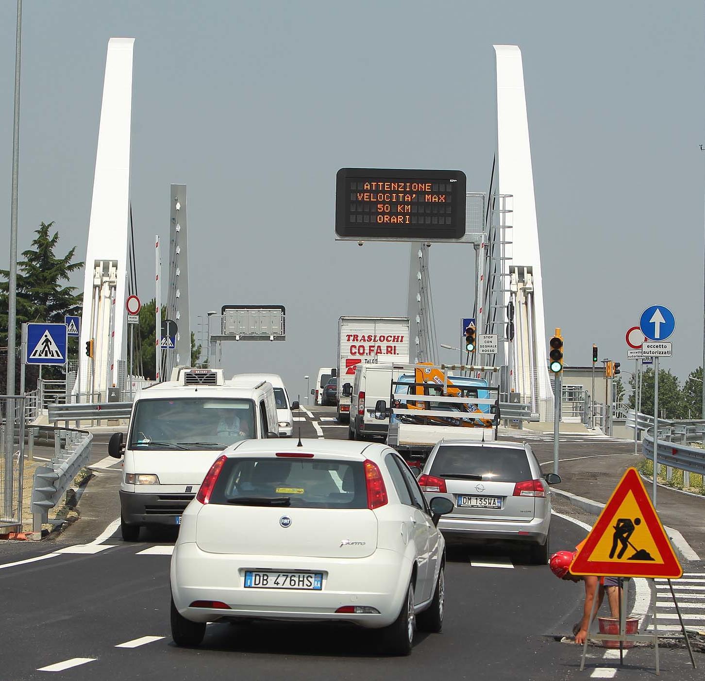 Ok ponte mobile Riattivata la ztl in via Di Roma Ok ponte mobile Riattivata la ztl in via Di Roma