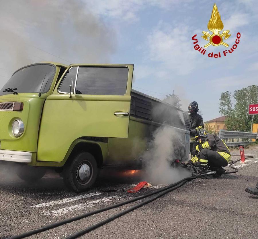 Autostrada, furgone prende fuoco per un guasto meccanico: conducente salvo Autostrada, furgone prende fuoco per un guasto meccanico: conducente salvo