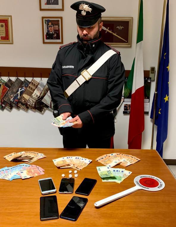 Al cimitero con le dosi di cocaina, scoperti e arrestati dai carabinieri Al cimitero con le dosi di cocaina, scoperti e arrestati dai carabinieri