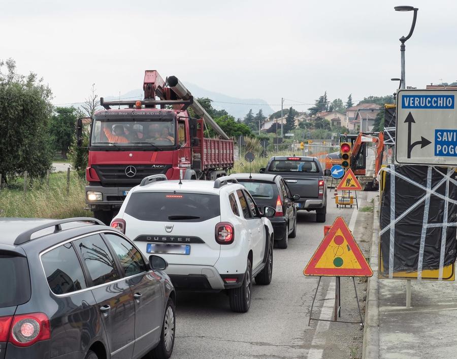 Tutti in fila per il cantiere Tutti in fila per il cantiere