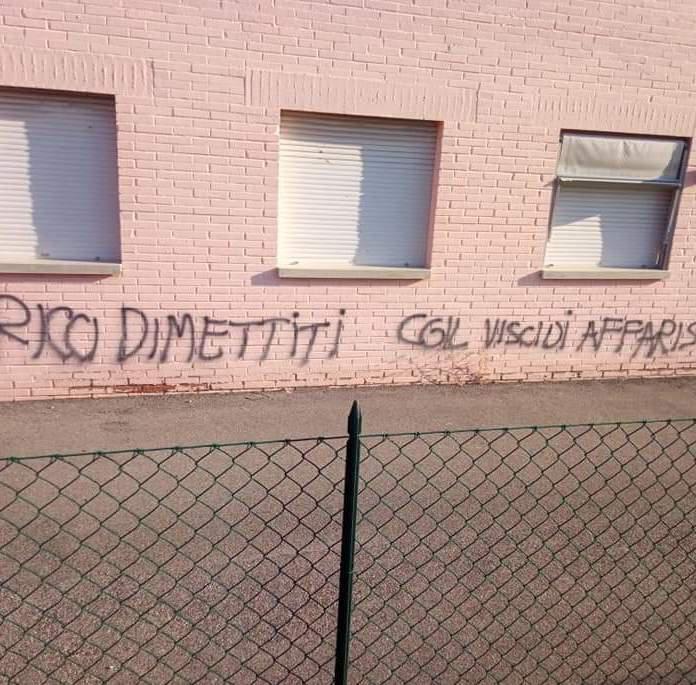 Raid vandalico nella notte Danni al Borgo dei Servizi Raid vandalico nella notte Danni al Borgo dei Servizi