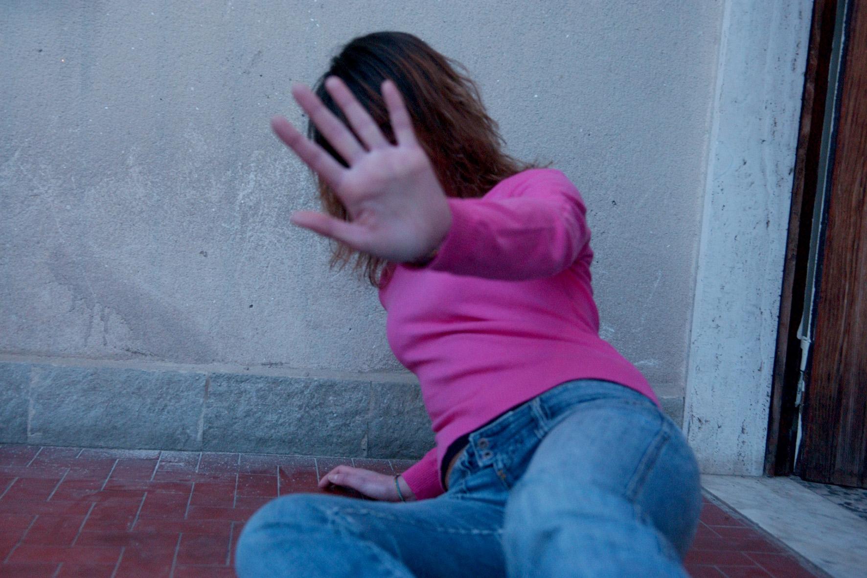 Bullismo e violenza in classe. Picchiata e offesa, denunciati due ... Bullismo e violenza in classe. Picchiata e offesa, denunciati due ...