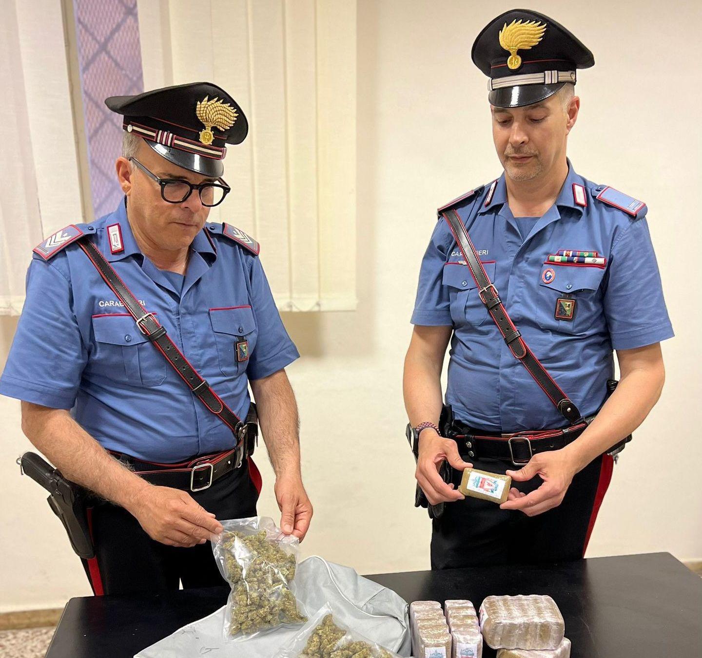Giovane in auto con due chili di droga: arrestato Giovane in auto con due chili di droga: arrestato