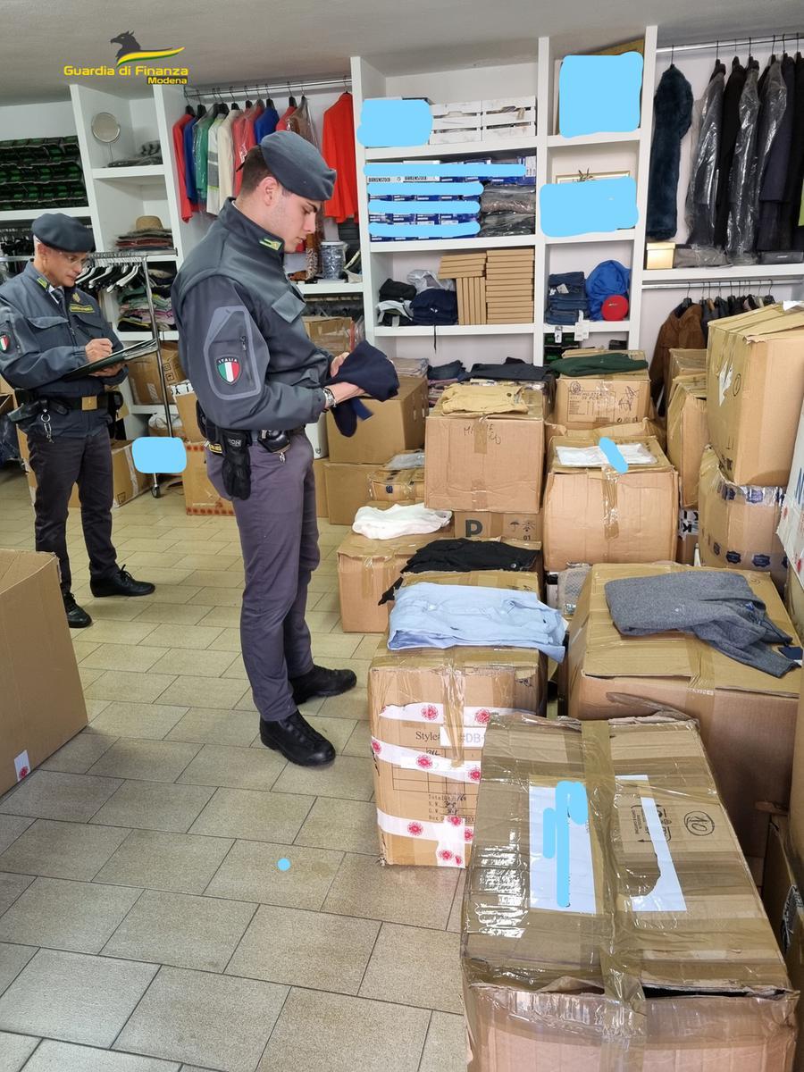 Modena Sequestrati Seimila Vestiti Con Marchi Falsi