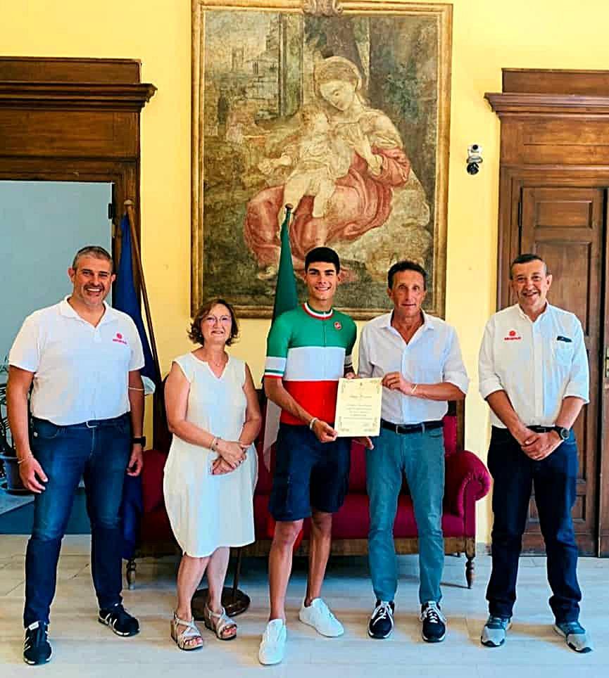 Premiato in municipio a Massa Lombarda il ciclista Baroncini Premiato in municipio a Massa Lombarda il ciclista Baroncini