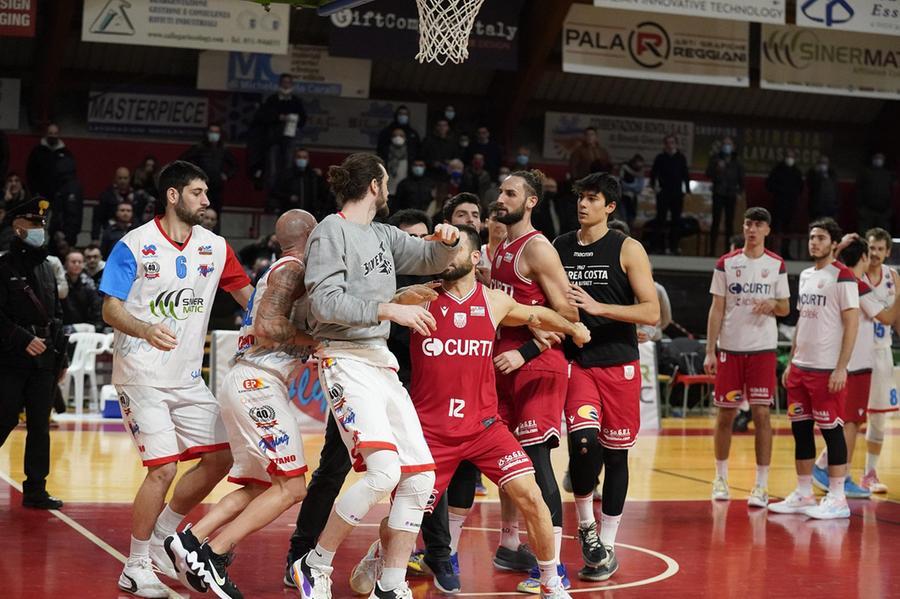 Rissa dopo la partita: arrivano dodici daspo Rissa dopo la partita: arrivano dodici daspo