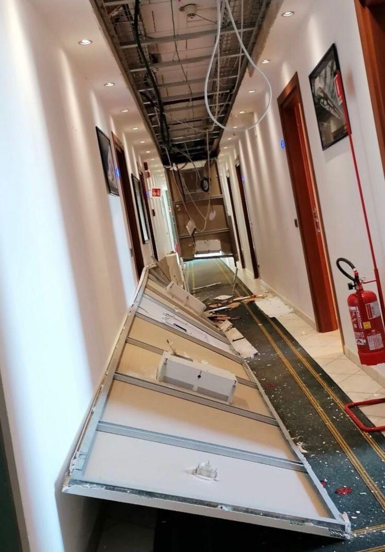 Crolla controsoffitto nell’hotel dei profughi Soccorsi due ragazzi ... Crolla controsoffitto nell’hotel dei profughi Soccorsi due ragazzi ...