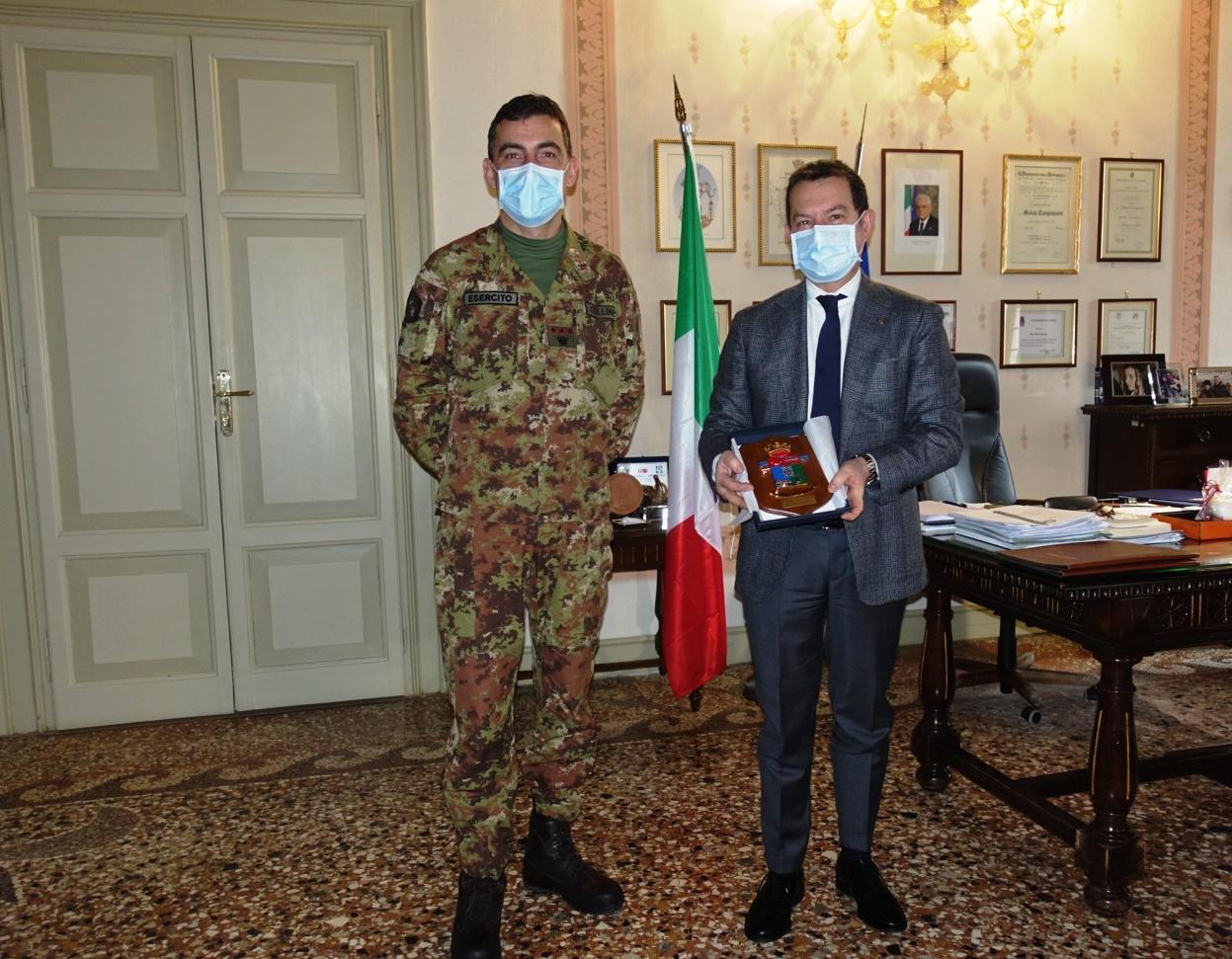 Il saluto del prefetto Campanaro al colonnello Federico Collina dell ... Il saluto del prefetto Campanaro al colonnello Federico Collina dell ...