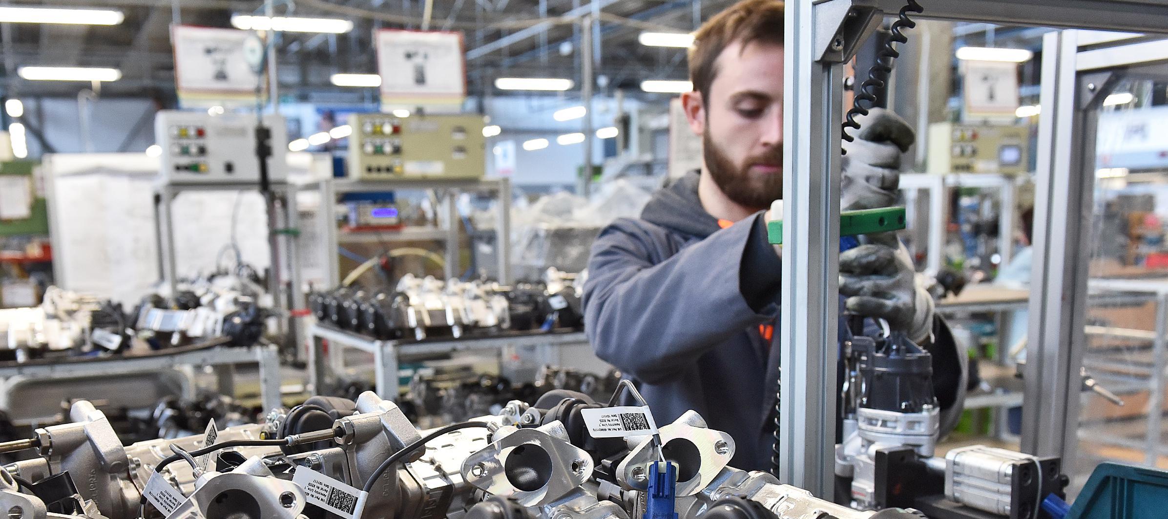 L’industria resiliente Guerra, costi e inflazione Ma il settore tiene duro L’industria resiliente Guerra, costi e inflazione Ma il settore tiene duro
