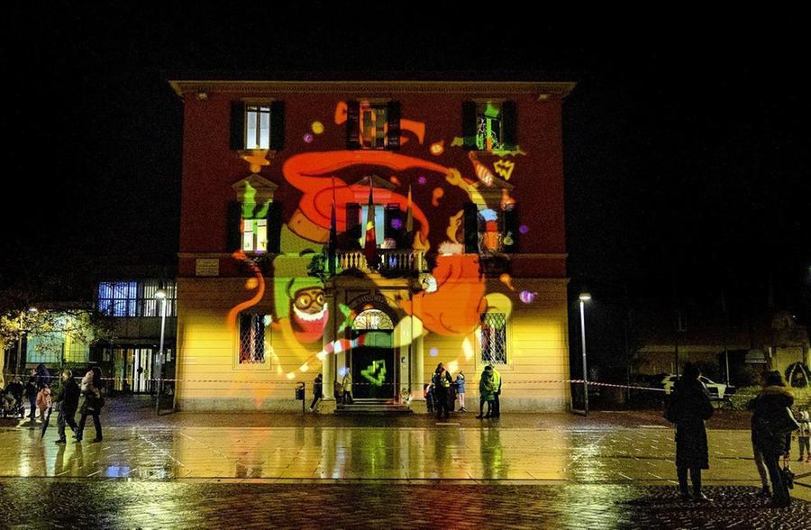 Il Comune si accende per le feste, ma i vandali danneggiano la casetta ... Il Comune si accende per le feste, ma i vandali danneggiano la casetta ...