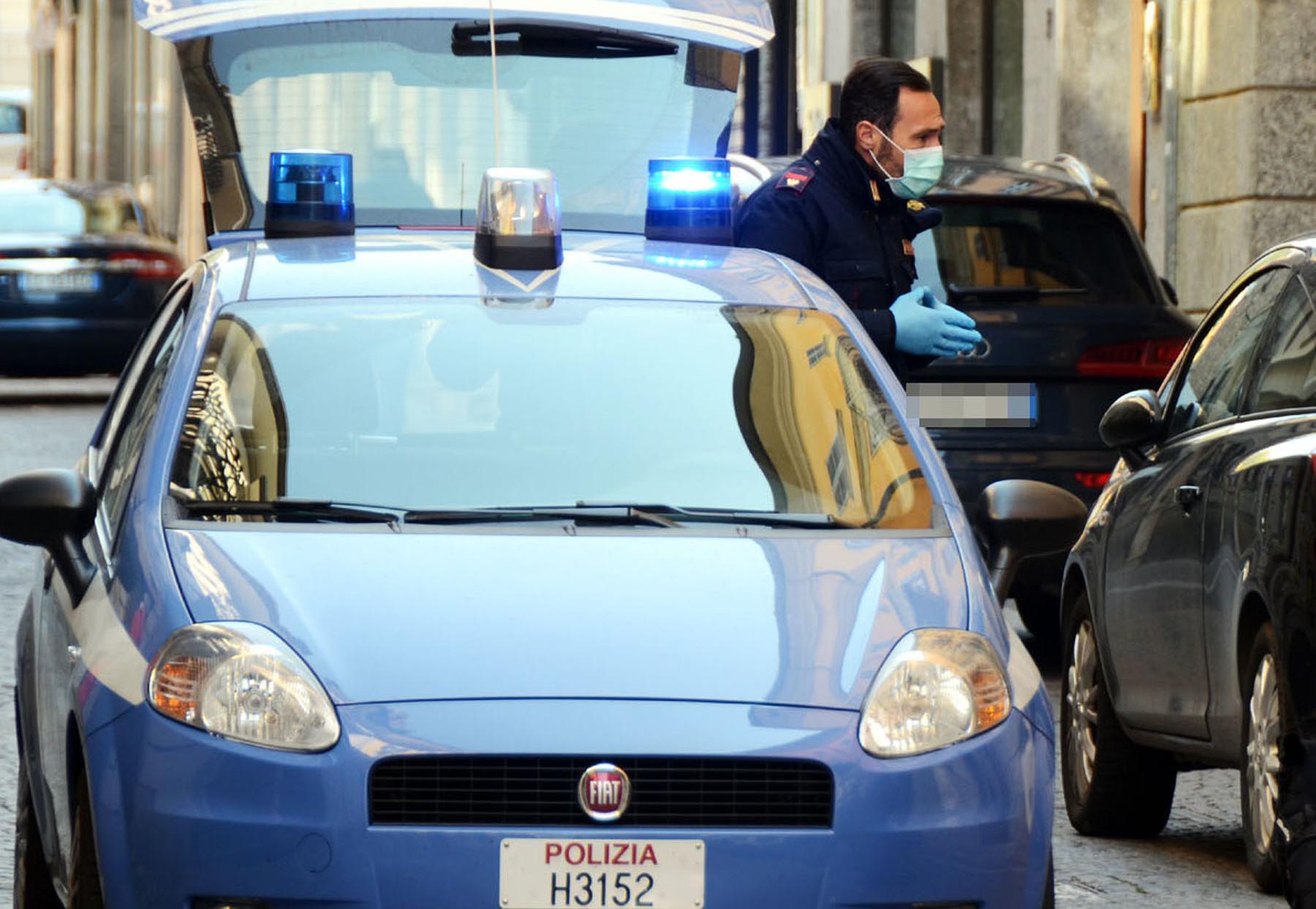 Due scippi a distanza ravvicinata Anziana gettata a terra per la borsa Due scippi a distanza ravvicinata Anziana gettata a terra per la borsa