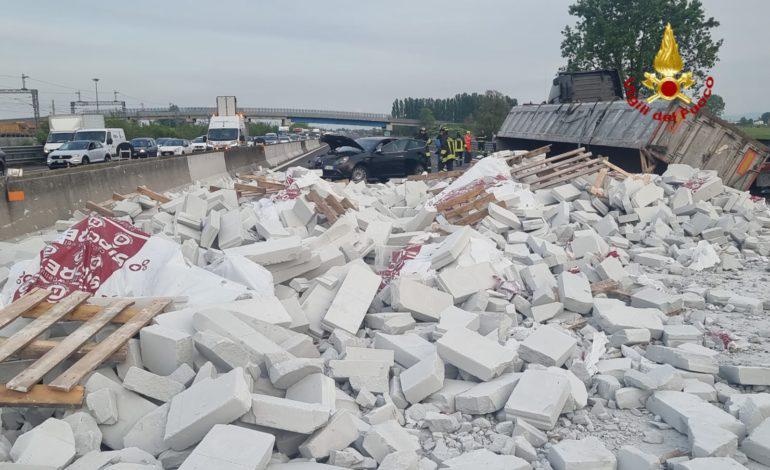 Incidente tra un mezzo pesante e un’auto: 5 feriti Il tir perde tutto ... Incidente tra un mezzo pesante e un’auto: 5 feriti Il tir perde tutto ...
