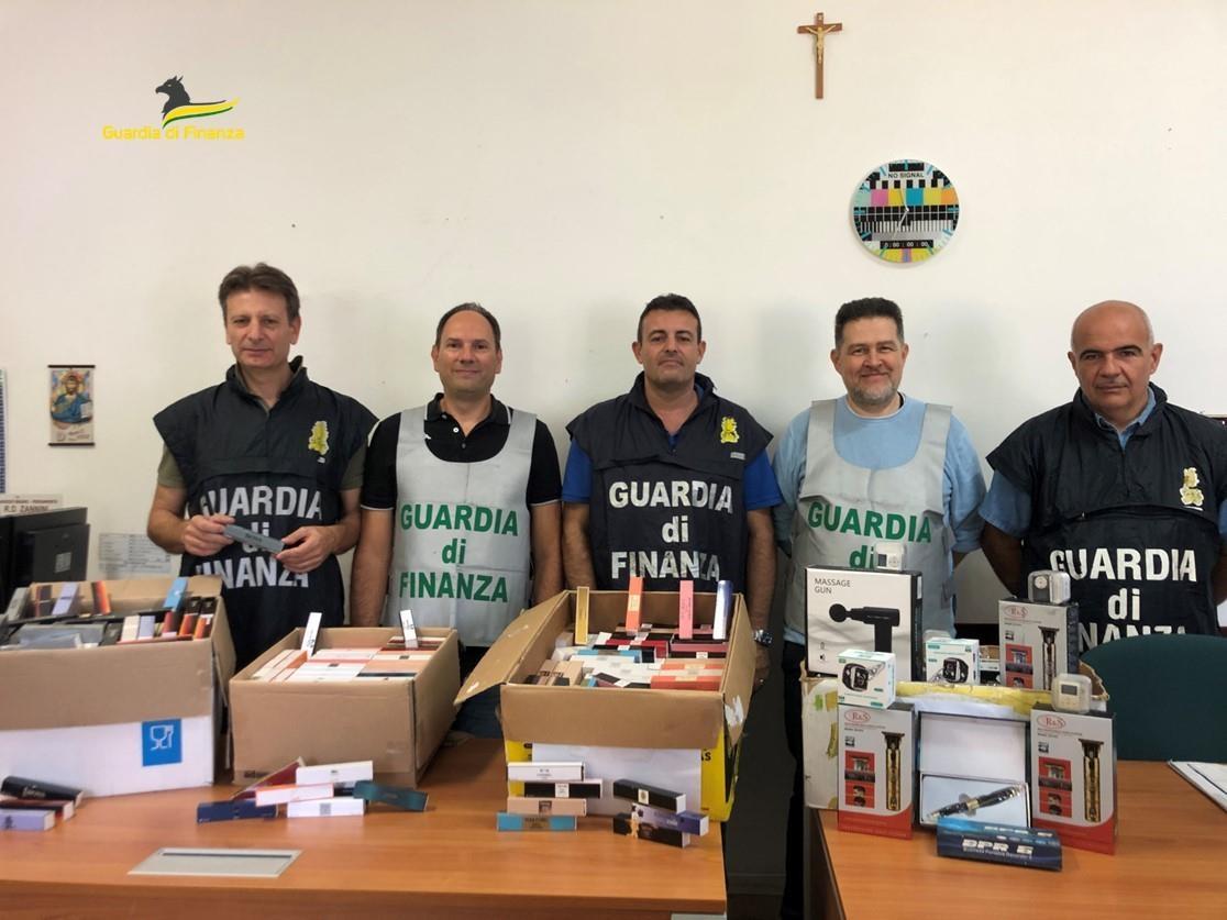 Jesi, merce contraffatta e lavoro nero: raffica di sanzioni alla fiera ... Jesi, merce contraffatta e lavoro nero: raffica di sanzioni alla fiera ...