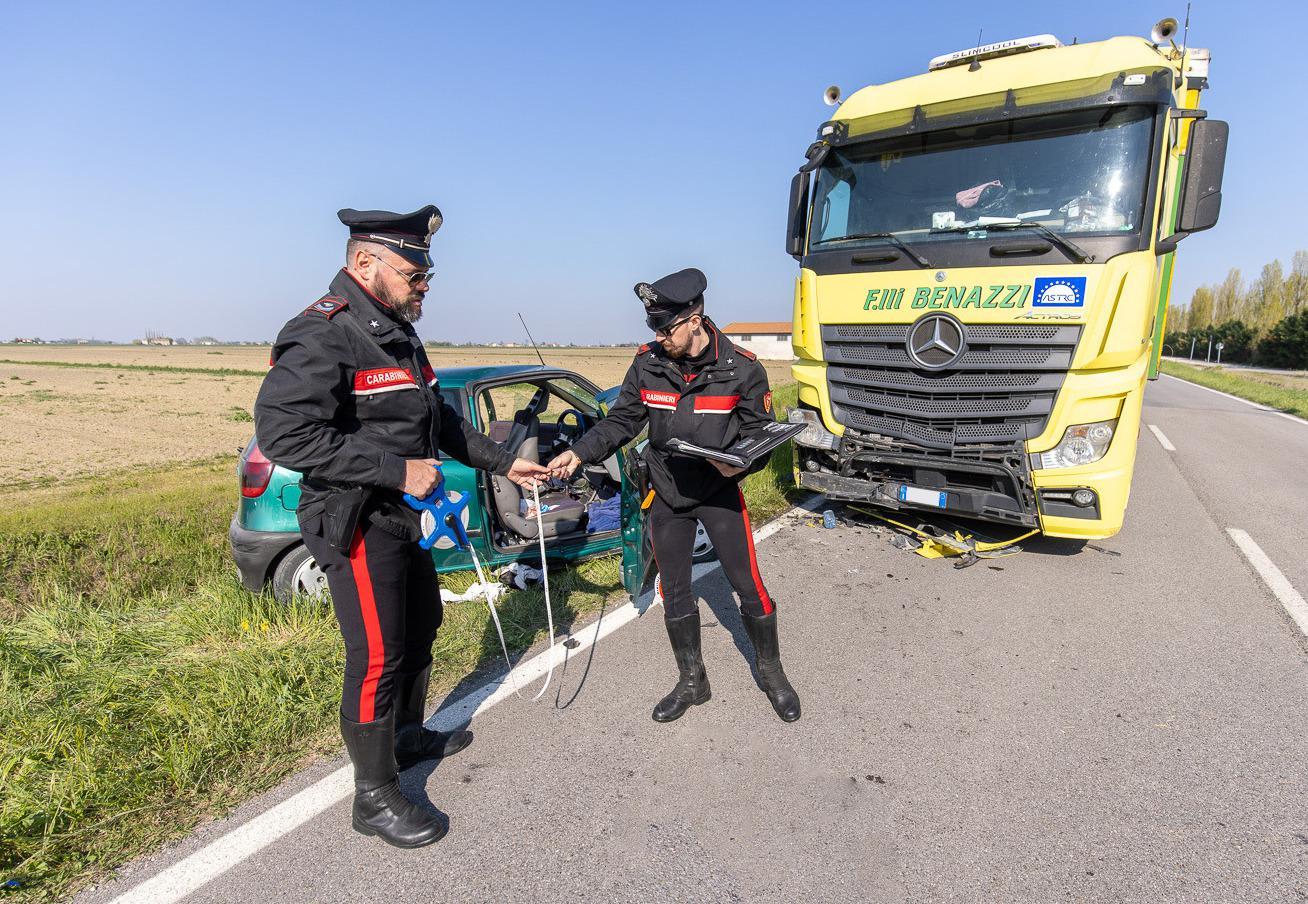 Scontro tra auto e camion, un ferito grave Scontro tra auto e camion, un ferito grave