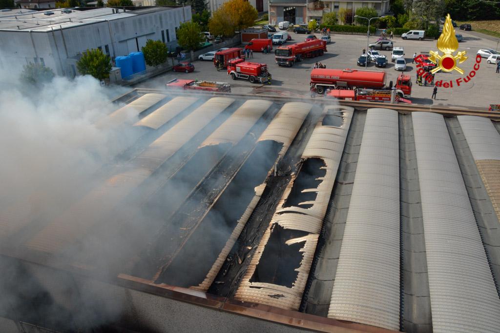 San Pietro In Casale Incendio Distrugge Unazienda Di Trasporti