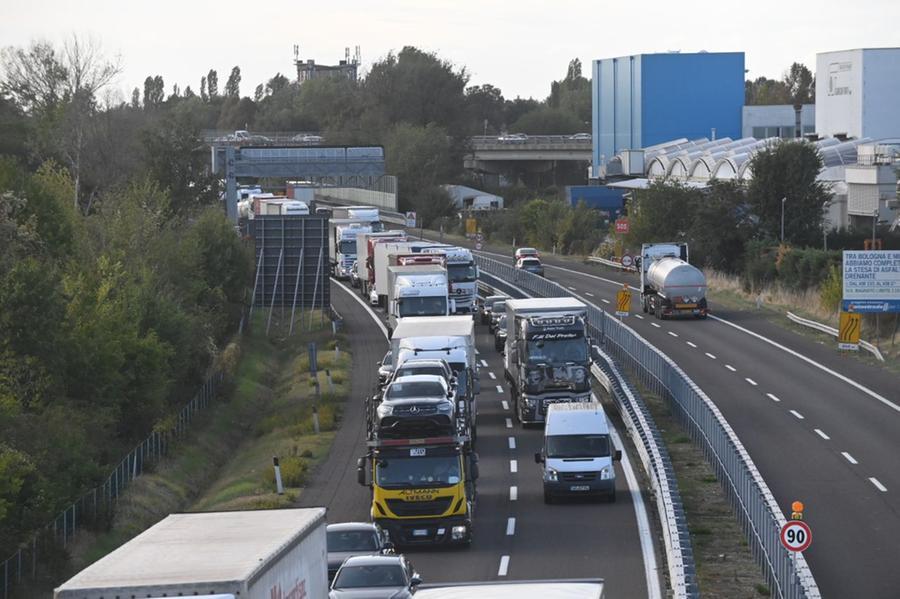 Incidente A14 oggi Bologna, schianto tra camion. Autostrada riaperta Incidente A14 oggi Bologna, schianto tra camion. Autostrada riaperta