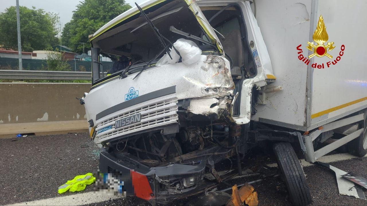 Incidente oggi fra A14 e A1 a Bologna, scontro tra camion e auto. Un ferito Incidente oggi fra A14 e A1 a Bologna, scontro tra camion e auto. Un ferito