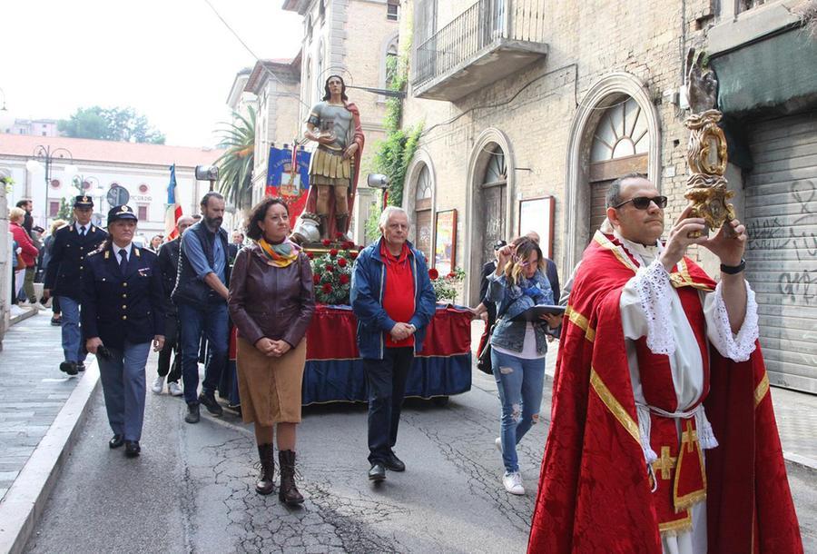 La pioggia non ferma la processione del patrono La pioggia non ferma la processione del patrono
