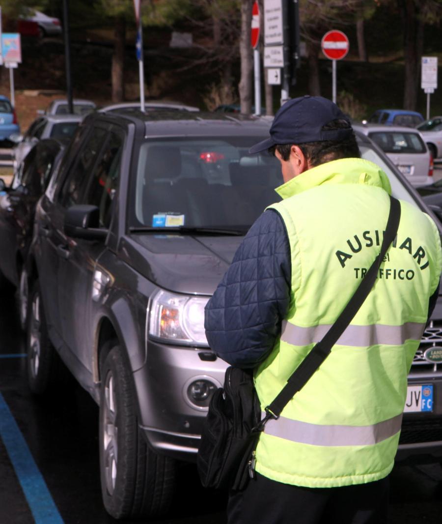 Sosta: tre multe al giorno dagli ausiliari Saba Sosta: tre multe al giorno dagli ausiliari Saba